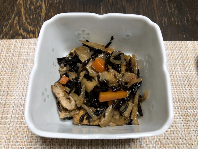 焼きうどん定食と煮魚定食: ぜんまいにもん